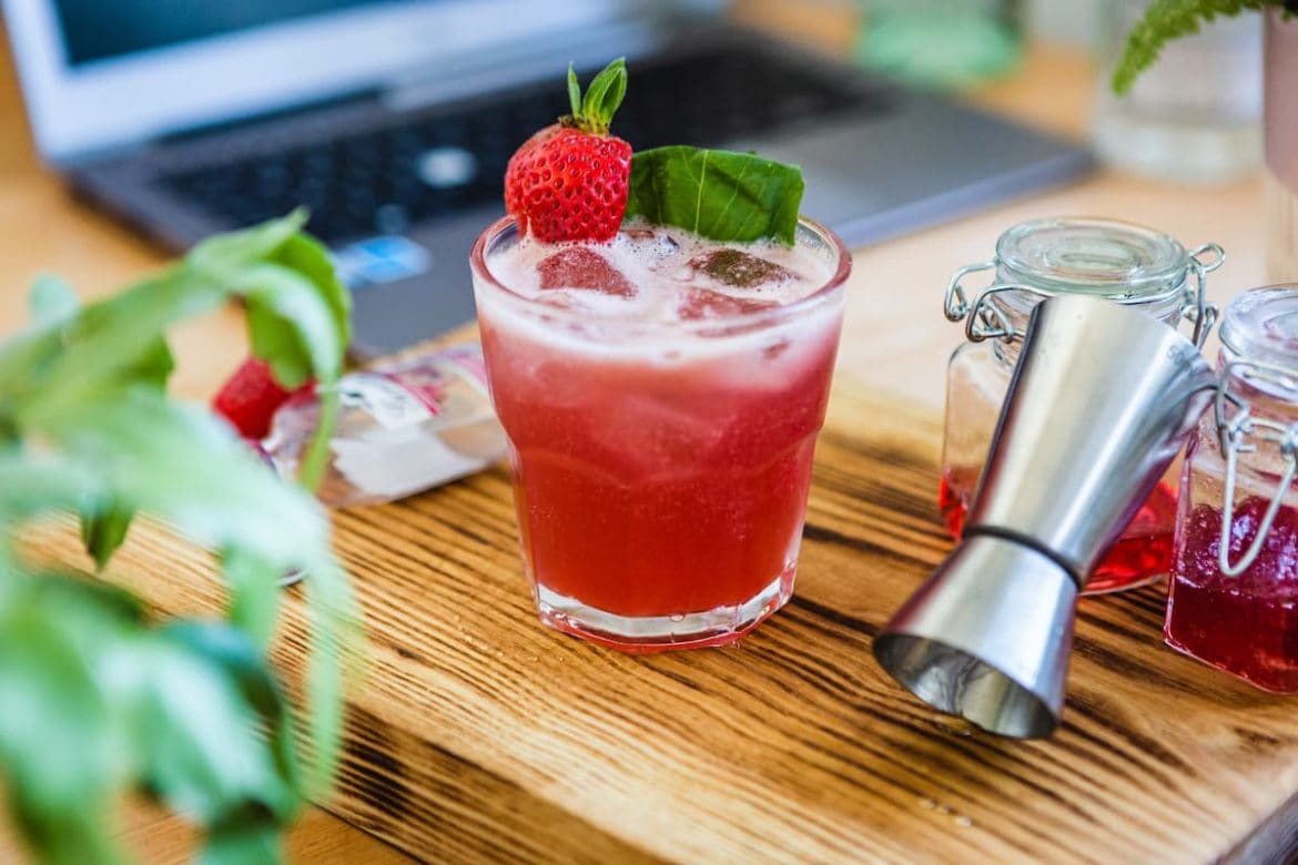 8 drinks com cachaça para testar em casa