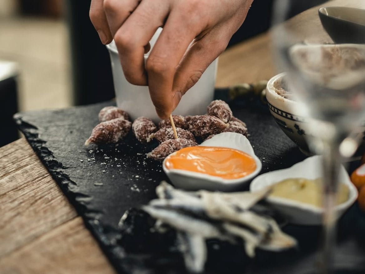 Petiscos para comer com vinho: aprenda a harmonizar e saborear